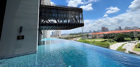 Piscina externa, barracas de cortesia, espreguiçadeiras. Lumi Tropicana by Livora Haus