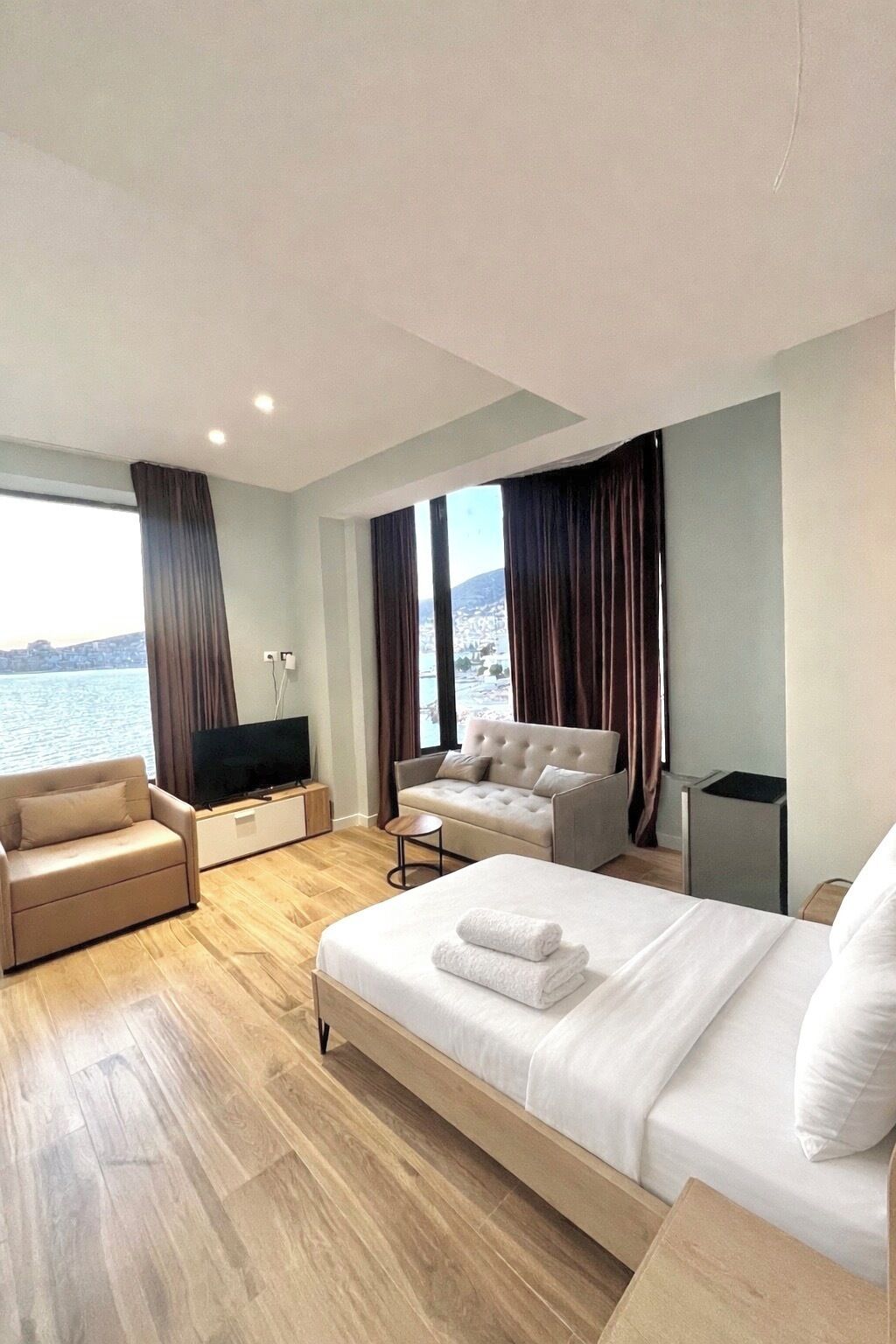 Quarto luxo, vista para o mar | Ferros/tábuas de passar roupa, roupa de cama