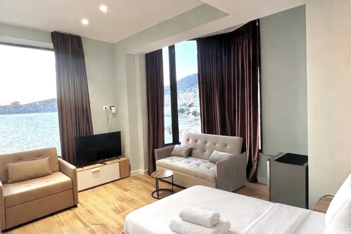 Quarto luxo, vista para o mar | Ferros/tábuas de passar roupa, roupa de cama