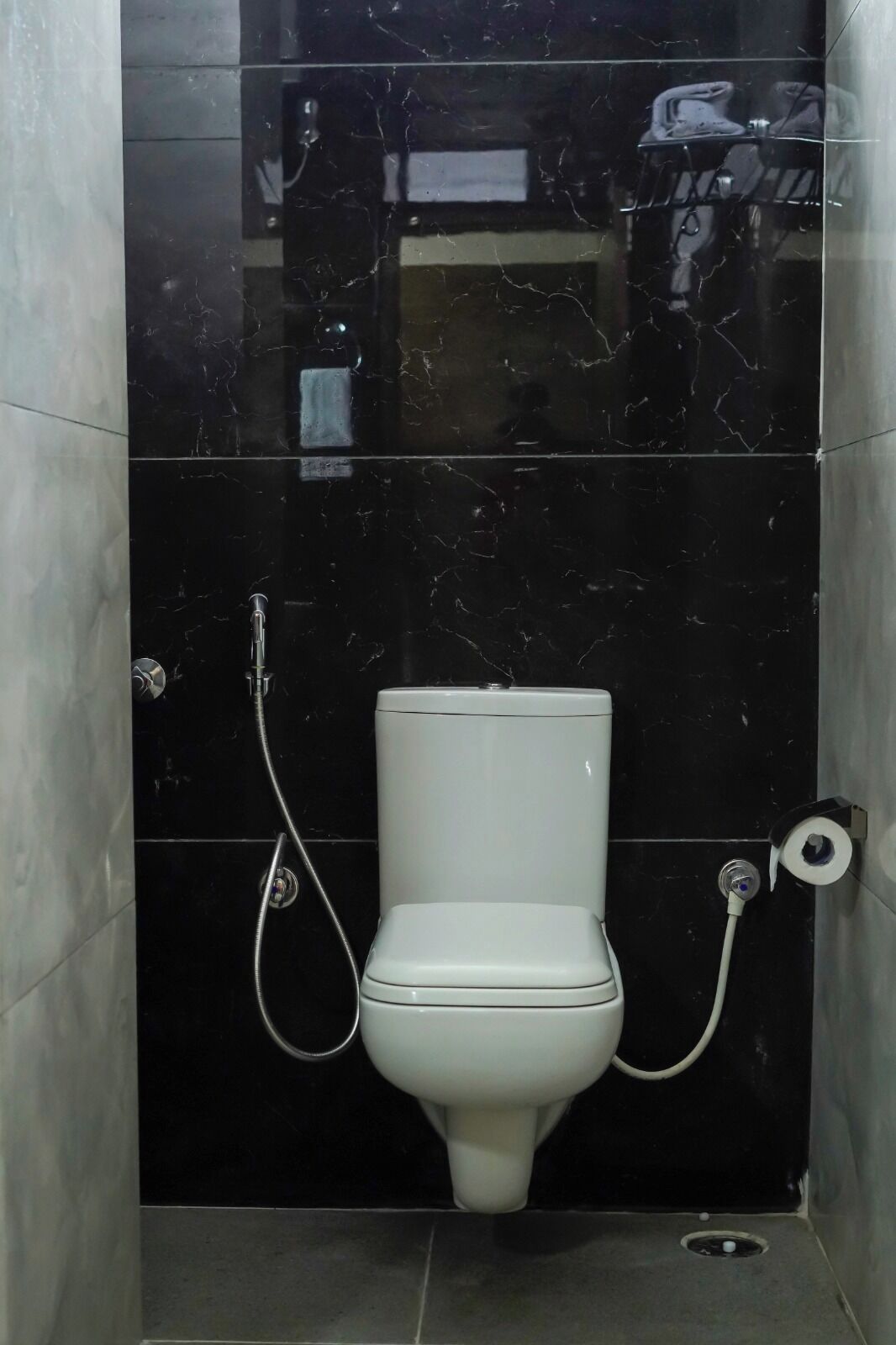 Chuveiro, toalhas de banho, sabonete, shampoo