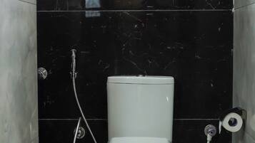 Chuveiro, toalhas de banho, sabonete, shampoo