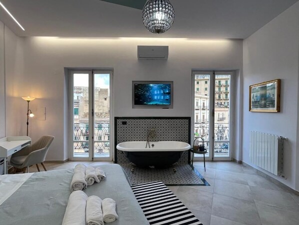 Quarto triplo luxo, vista para a cidade | Cofres nos quartos, cortinas blackout, ferros/tábuas de passar roupa