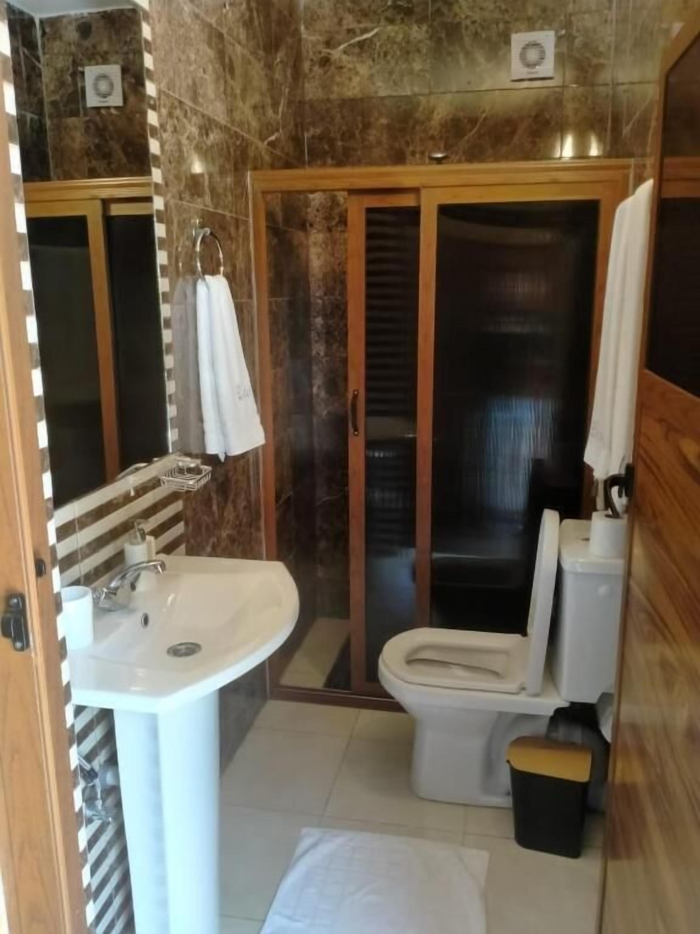 Quarto Duplo, varanda, vista para o rio | Casa de banho | Um polibã, toalhas fornecidas 