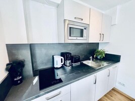 Studio Wohnung S1 Anna, 1Wohn-/ Schlafzimmer | Cozinha privada | Um frigorífico, um micro-ondas, um forno, uma placa de cozinha 
