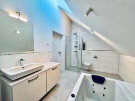 Apartment S9 Nina, 3 Schlafzimmer | Casa de banho | Um secador de cabelo, toalhas fornecidas, sabão, papel higiénico 