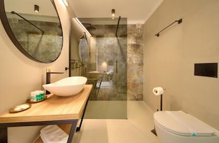 Quarto Duplo Deluxe, vista para o mar | Casa de banho | Chinelos 