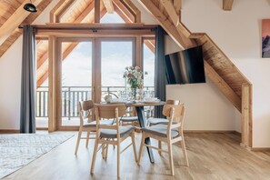 Apartamento Executivo | Ferro/tábua de engomar, Wi-fi grátis, roupa de cama fornecida 