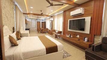 Suite de Luxo, varanda, vista para o jardim | Secretária, secretária adequada para computadores portáteis