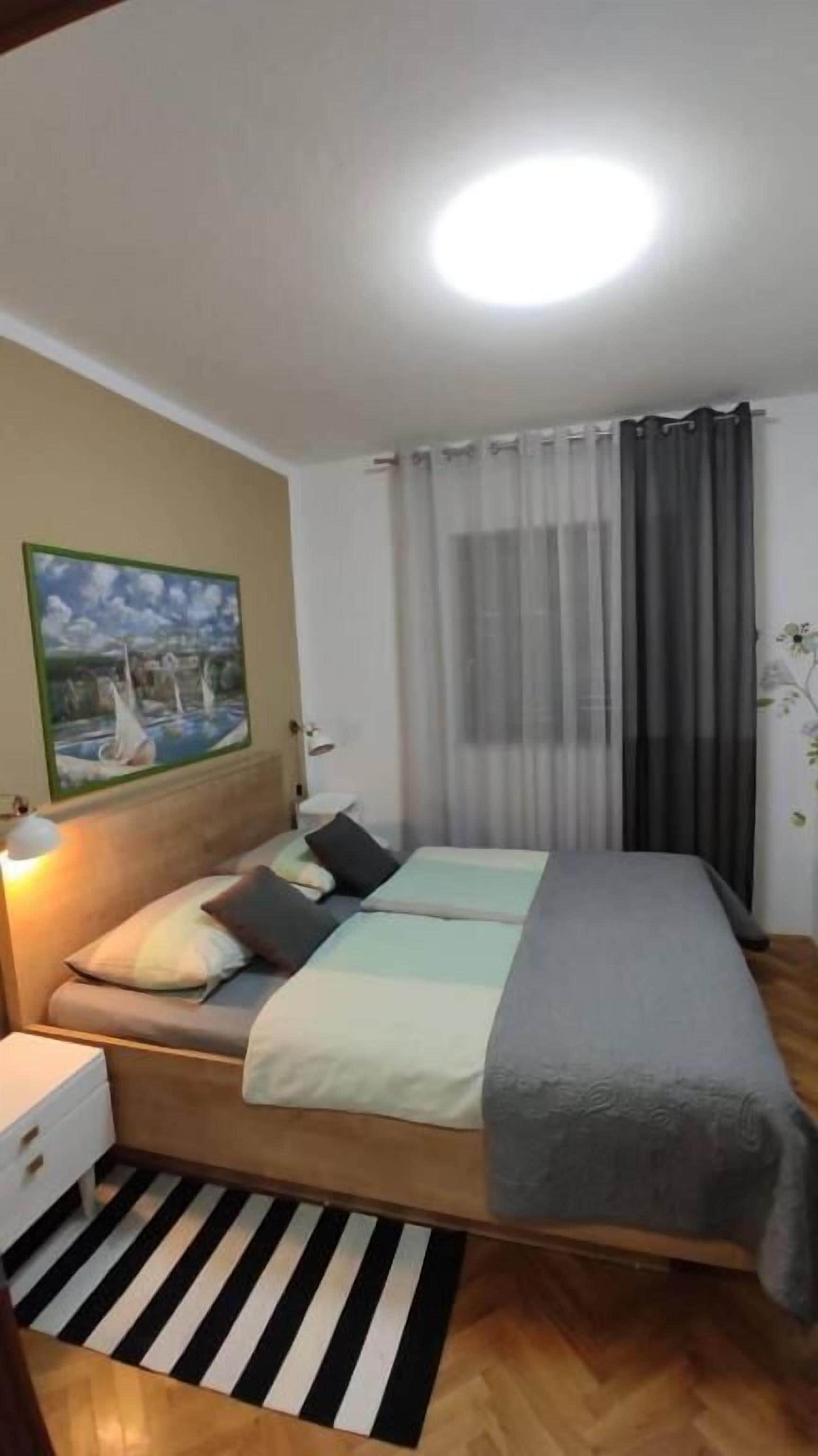 Apartamento Tradicional, 1 quarto, vista para o jardim | Cortinas/cortinados opacos, ferro/tábua de engomar 