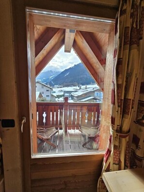 Estúdio Superior, varanda, vista para a montanha | Edredões de penas, cofre no quarto, berços/camas para crianças 