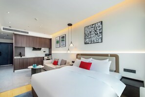 Quarto Superior, 1 cama king-size | Edredões de penas, minibar com produtos grátis, quartos insonorizados 