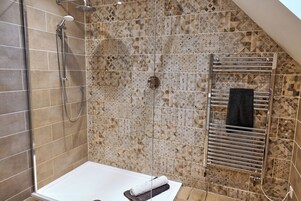 Apartamento, 2 quartos (Treetops) | Casa de banho | Toalhas fornecidas 