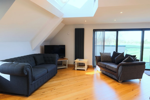 Apartamento, 3 quartos (Mendip View) | Área de estar | TV de tela plana 32 polegadas com canais digitais