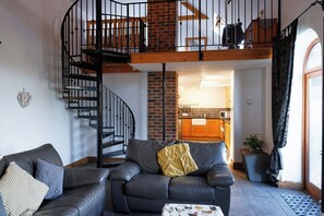 Apartamento, 1 quarto (The Ox House) | Área de estar | TV de tela plana 32 polegadas com canais digitais