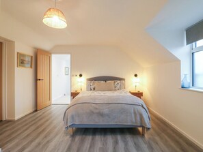 1 quarto, com decoração personalizada, com mobília individualizada 