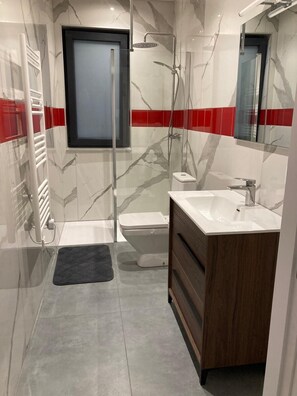 Quarto Duplo Deluxe, varanda, vista para o lago | Casa de banho | Um polibã, um chuveiro fixo, toalhas fornecidas, sabão 