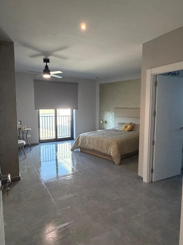 Quarto Duplo Exclusivo, acessível, casa de banho privativa (Dorado) | Edredões de penas, com decoração personalizada 