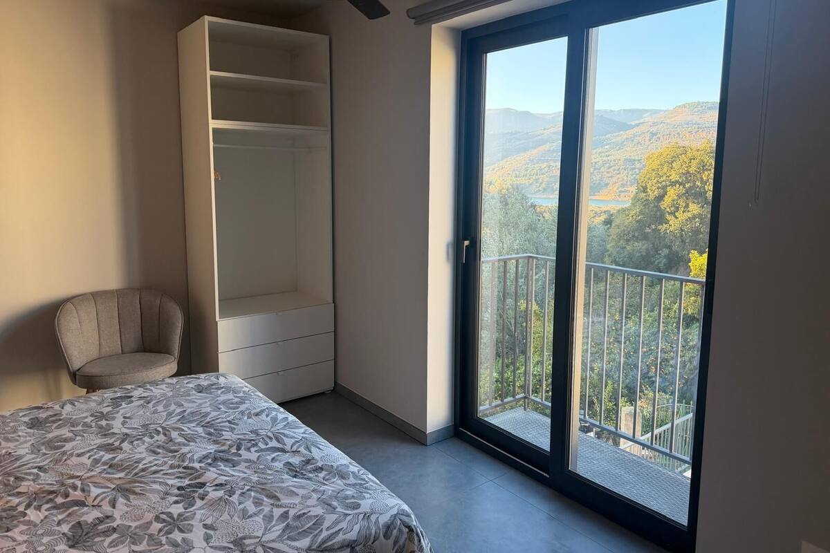 Quarto Duplo Deluxe, varanda, vista para o lago | Terraço/pátio interior