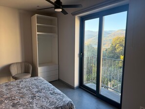 Quarto Duplo Deluxe, varanda, vista para o lago | Terraço/pátio interior