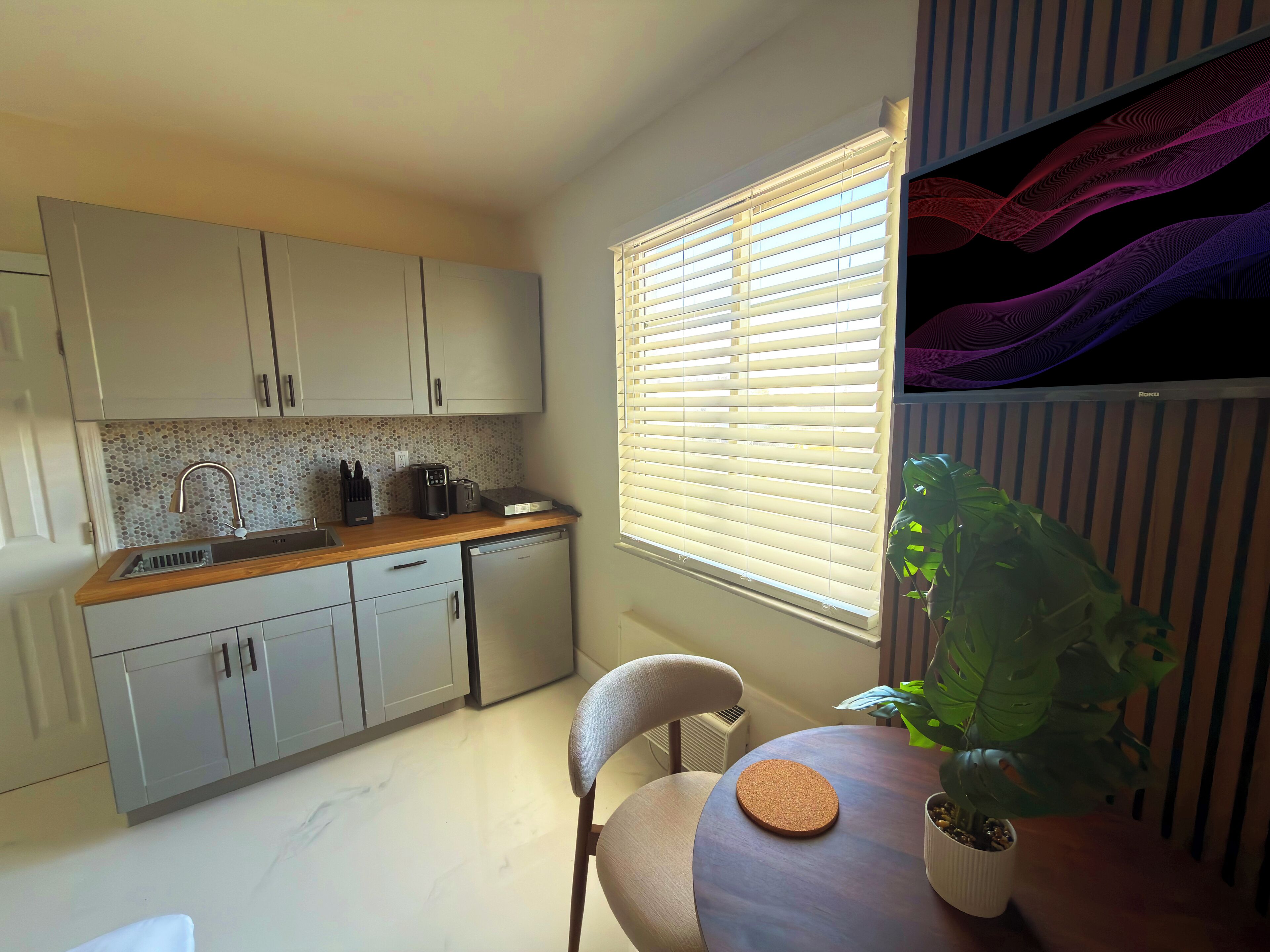 Suite-Estúdio Deluxe, Vista para a cidade | Cozinha privada | Um frigorífico, um micro-ondas, uma placa de cozinha 