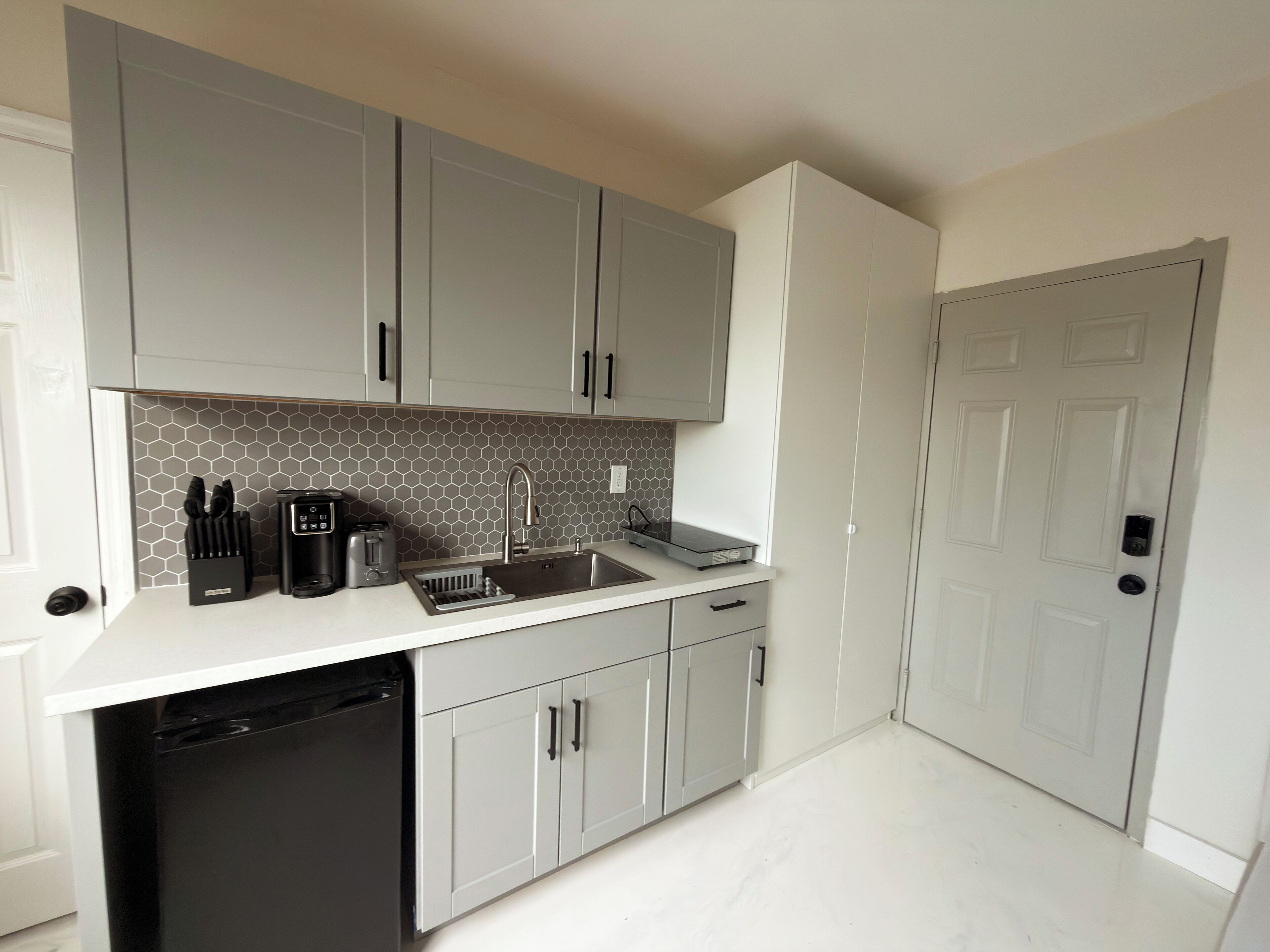 Suite-Estúdio Deluxe, Vista para a cidade | Cozinha privada | Um frigorífico, um micro-ondas, uma placa de cozinha 