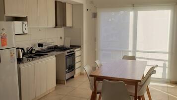 Apartamento clássico, sacada | Cozinha privada | Geladeira grande, micro-ondas, fogão, cafeteira/chaleira