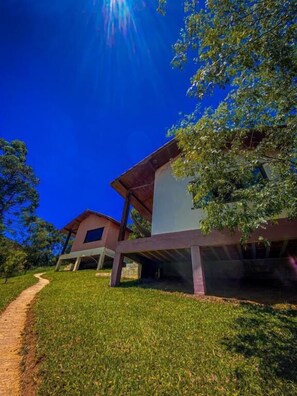 Chalé Romântico, lanai (alpendre havaiano), vista para a montanha | Exterior