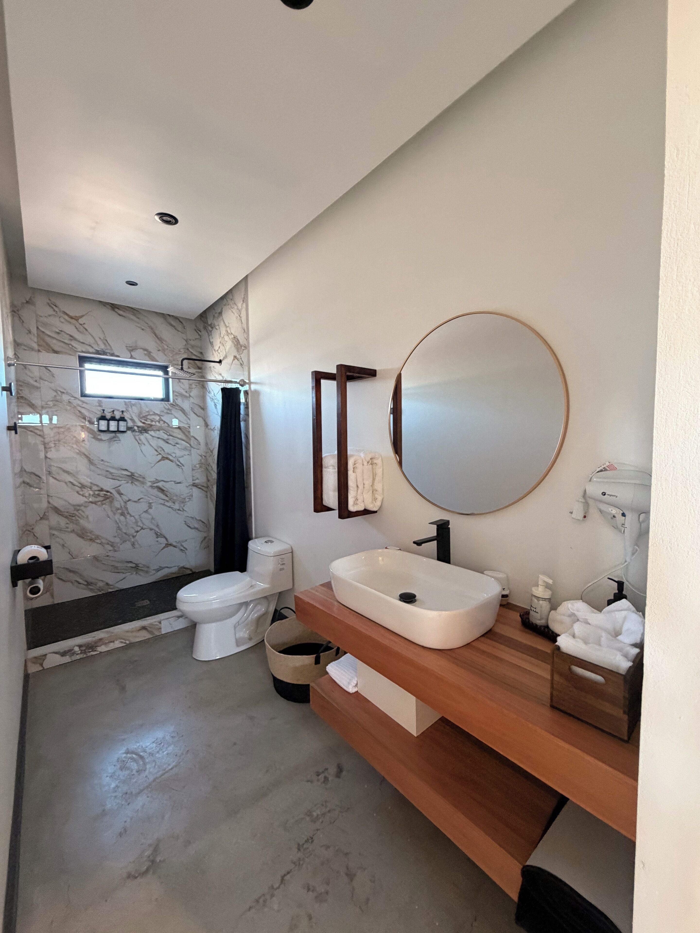 Suite, varanda | Casa de banho | Um polibã, um secador de cabelo, toalhas fornecidas, sabão 