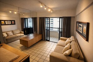 Apartamento Familiar, vista parcial para o mar | Sala de estar