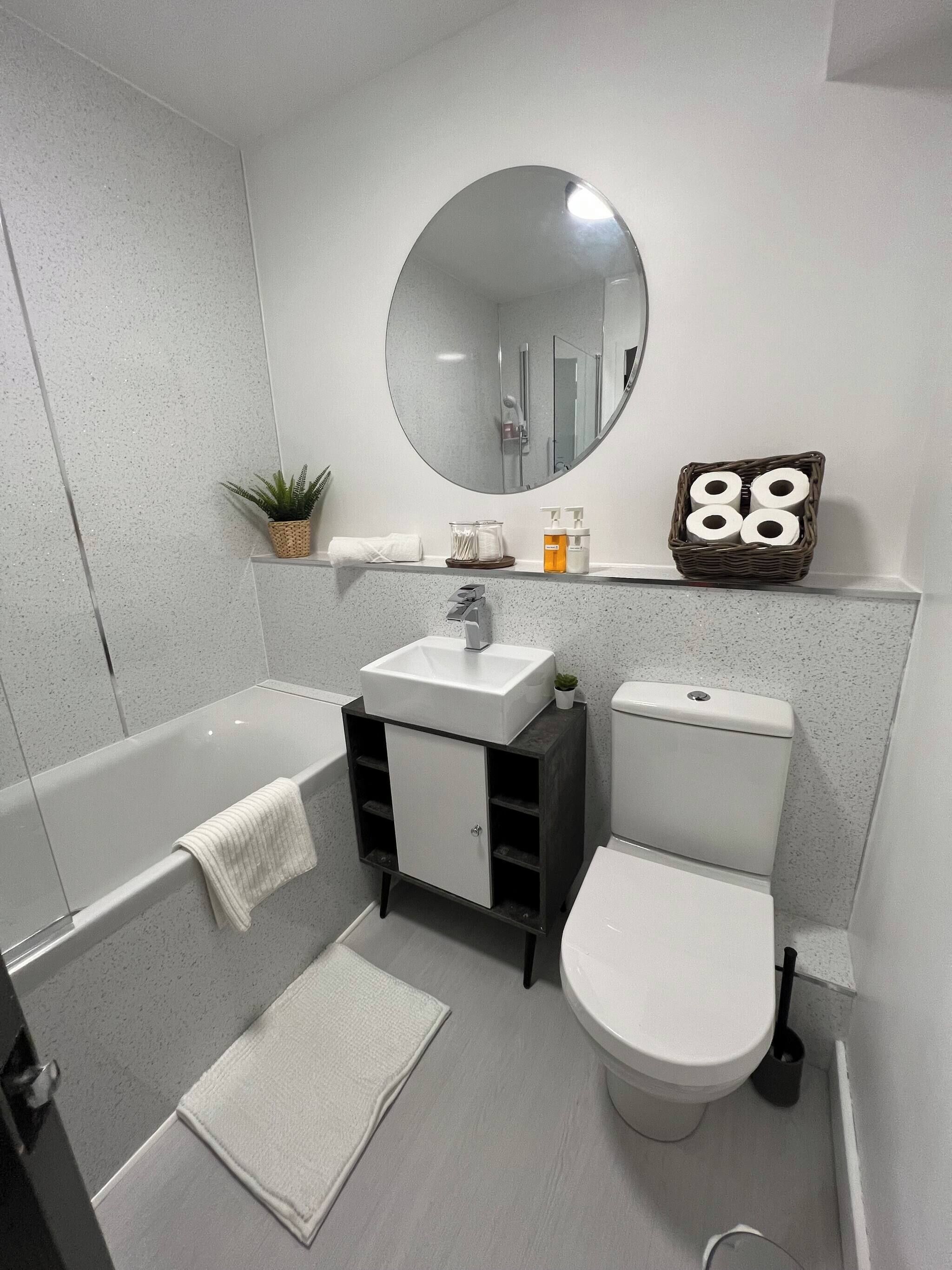 Apartamento, 2 quartos, Vista para a cidade | Casa de banho