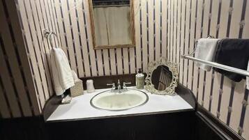 Quarto Duplo Deluxe, 1 cama queen-size, pátio, vista para a montanha | Casa de banho