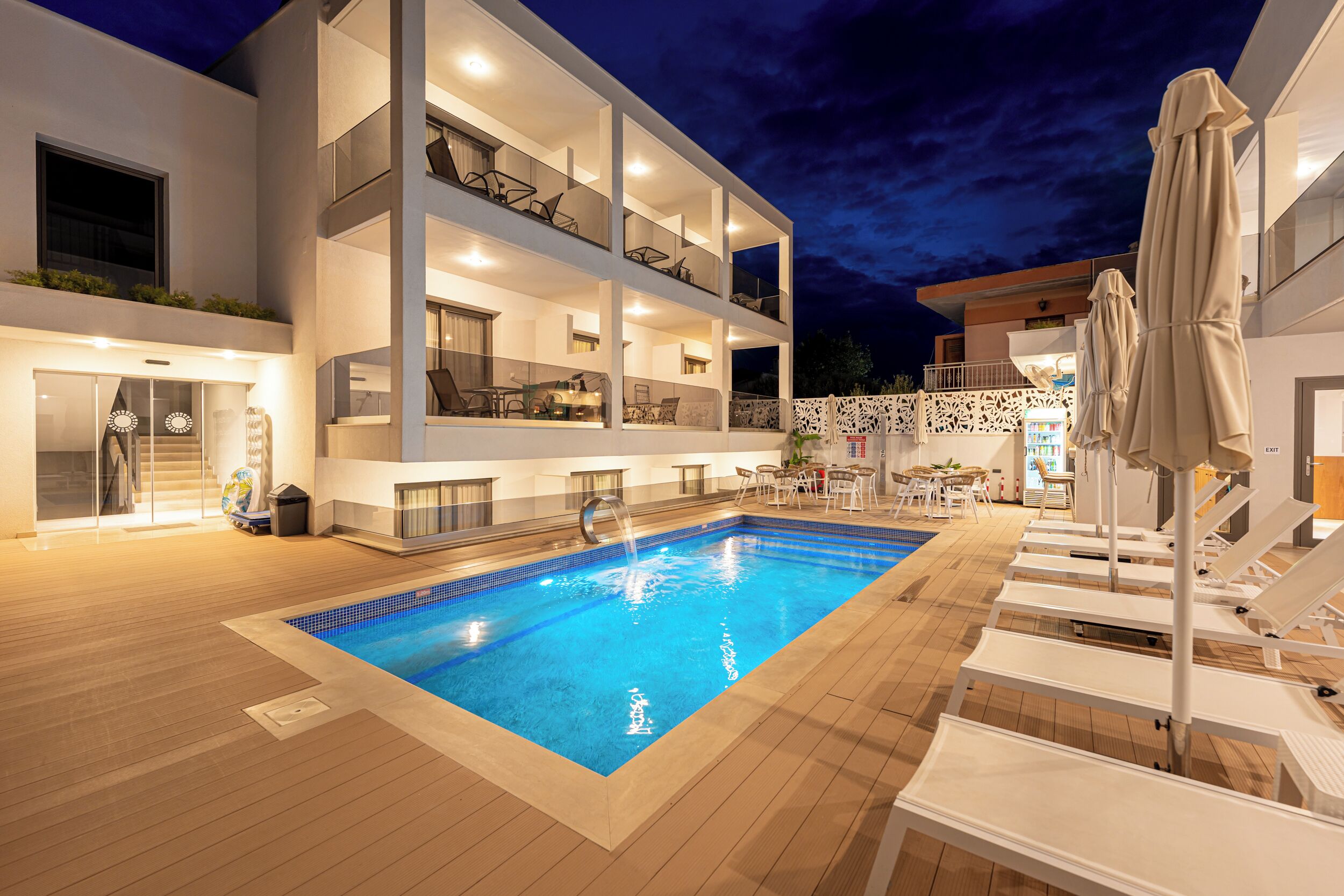 Piscina externa sazonal, funciona das 9h às 21h, guarda-sóis