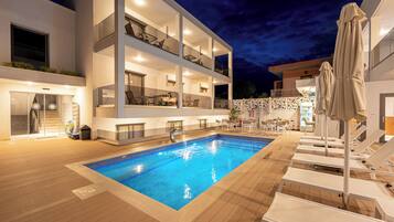 Piscina externa sazonal, funciona das 9h às 21h, guarda-sóis