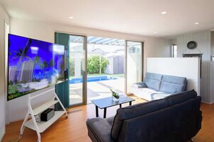 Villa, 1 quarto, varanda, vista para a piscina | Sala de estar | Televisor de ecrã plano de 50 polegadas com canais digitais 