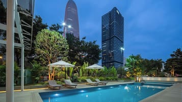 Piscina externa, guarda-sóis, espreguiçadeiras