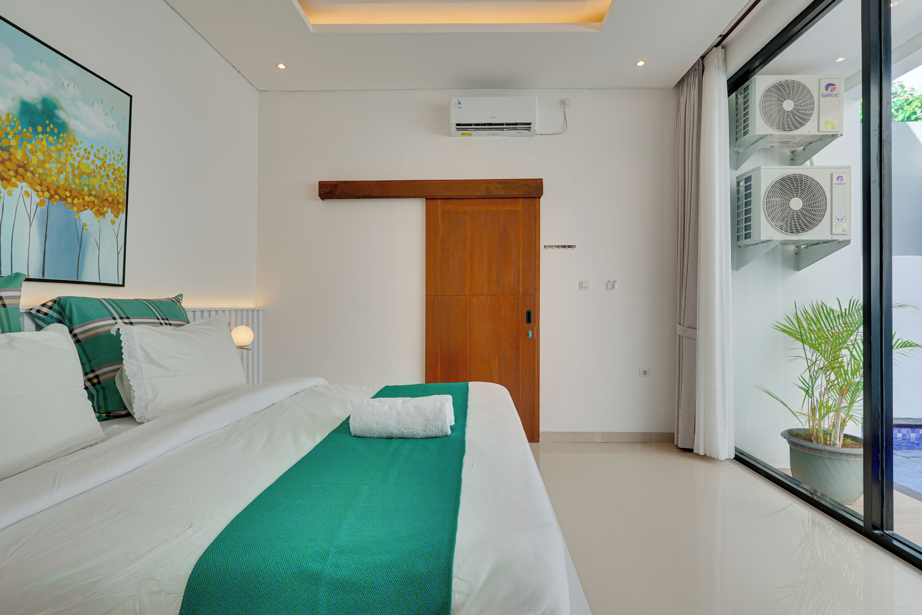 Vila, vista para a piscina | Escrivaninha, espaço de trabalho para notebook, Wi-Fi de cortesia