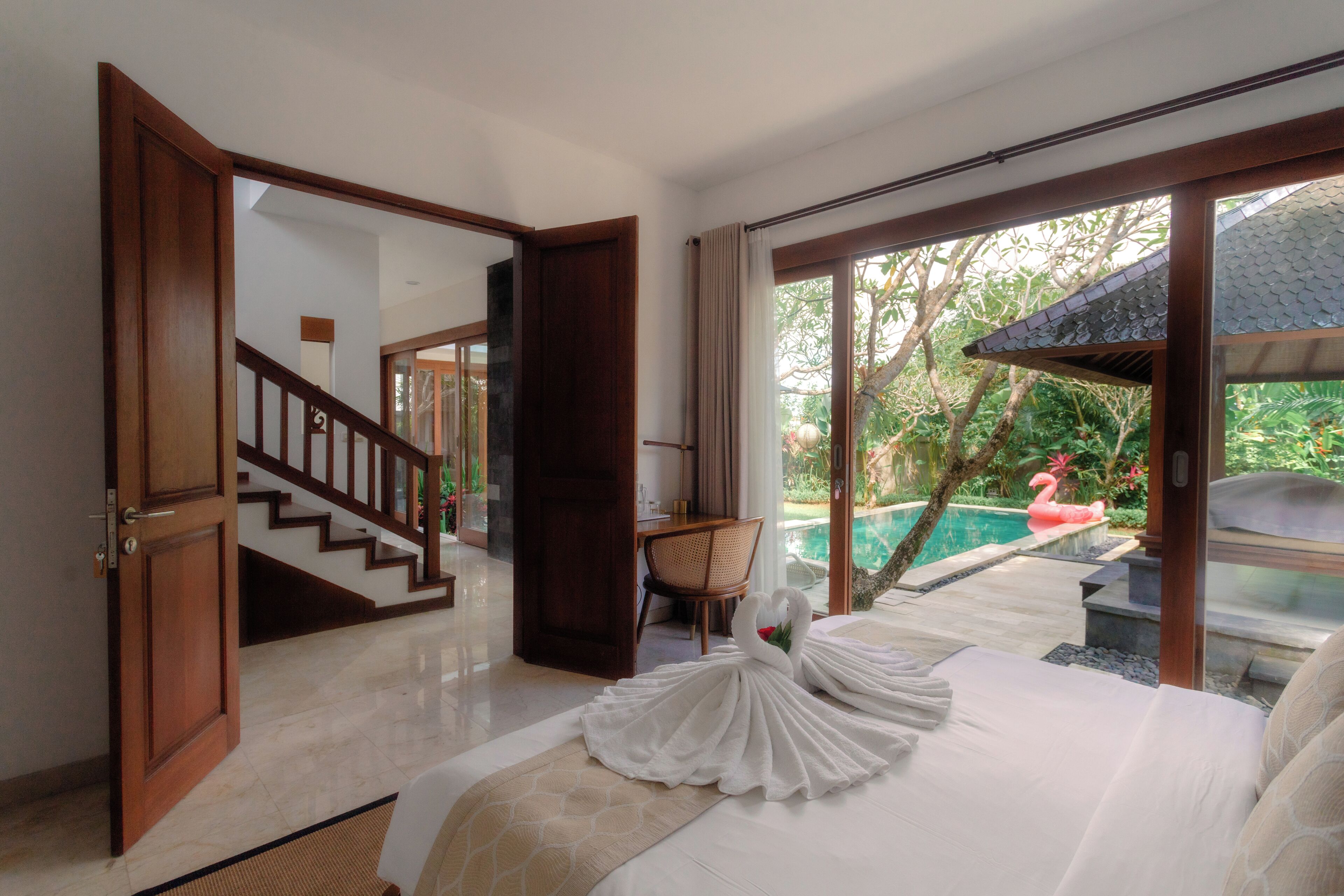 Villa Deluxe, 3 quartos | Secretária, secretária adequada para computadores portáteis 
