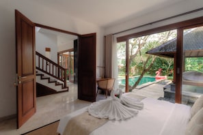 Villa Deluxe, 3 quartos | Secretária, secretária adequada para computadores portáteis 