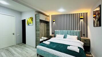 Quarto Quádruplo Familiar, varanda, Vista para a cidade | Secretária, Wi-fi grátis