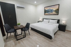 Quarto Duplo Deluxe, vista para o pátio | Cofre no quarto, secretária 