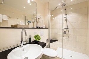 Quarto Duplo Económico, Vista para a cidade | Casa de banho | Um secador de cabelo, toalhas fornecidas, sabão, champô 