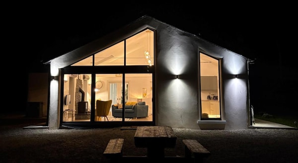 3 Bed Cottage Sleeps 6 - Free Parking - Galway