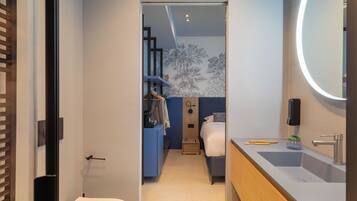 Chuveiro, secador de cabelo, toalhas de banho, shampoo