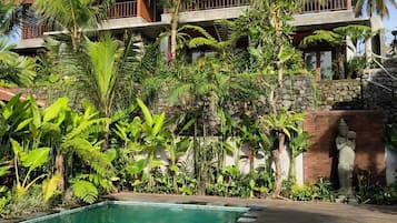 Quarto Duplo Deluxe, vista para o jardim | Piscina | Piscina exterior