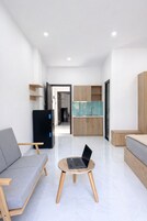 Estúdio Executivo, varanda, Vista para a cidade | Cozinha privada | Um frigorífico, uma placa de cozinha, mesas de jantar 