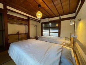 Cofres nos quartos, cortinas blackout, Wi-Fi de cortesia