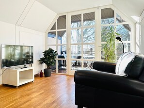 Apartamento Clássico em Condomínio Fechado, várias camas, varanda, vista para o parque | Sala de estar