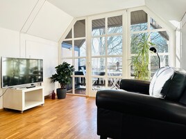 Apartamento Clássico em Condomínio Fechado, várias camas, varanda, vista para o parque | Sala de estar