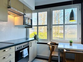 Apartamento Comfort em Condomínio Fechado, várias camas, varanda, vista para o parque | Cozinha privada | Uma cafeteira/bule, um frigorífico, um forno, uma placa de cozinha