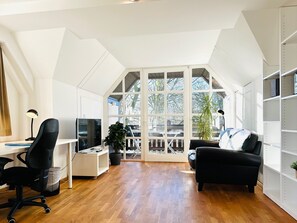 Apartamento Clássico em Condomínio Fechado, várias camas, varanda, vista para o parque | Sala de estar